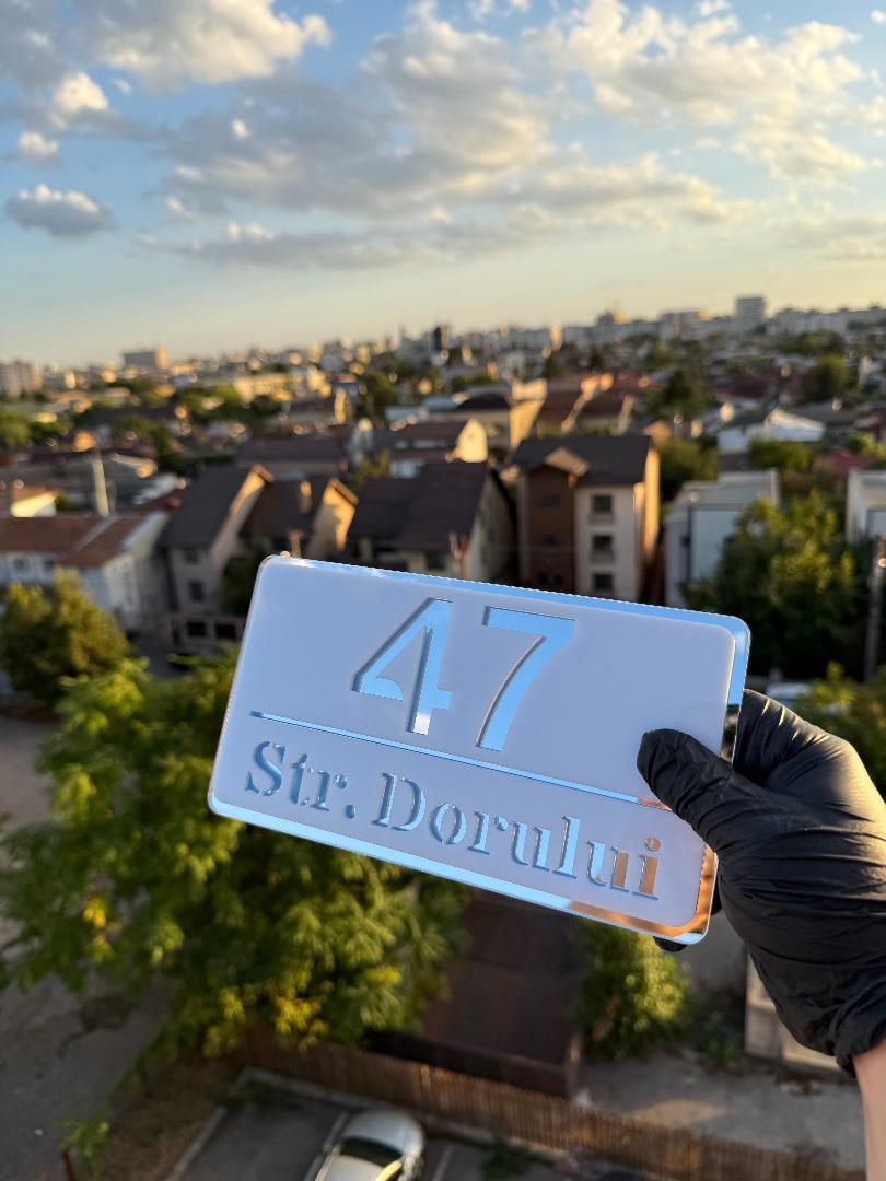 Numar de casa Elite Alb Satinat/Argintiu 22x12cm - Ziba Print